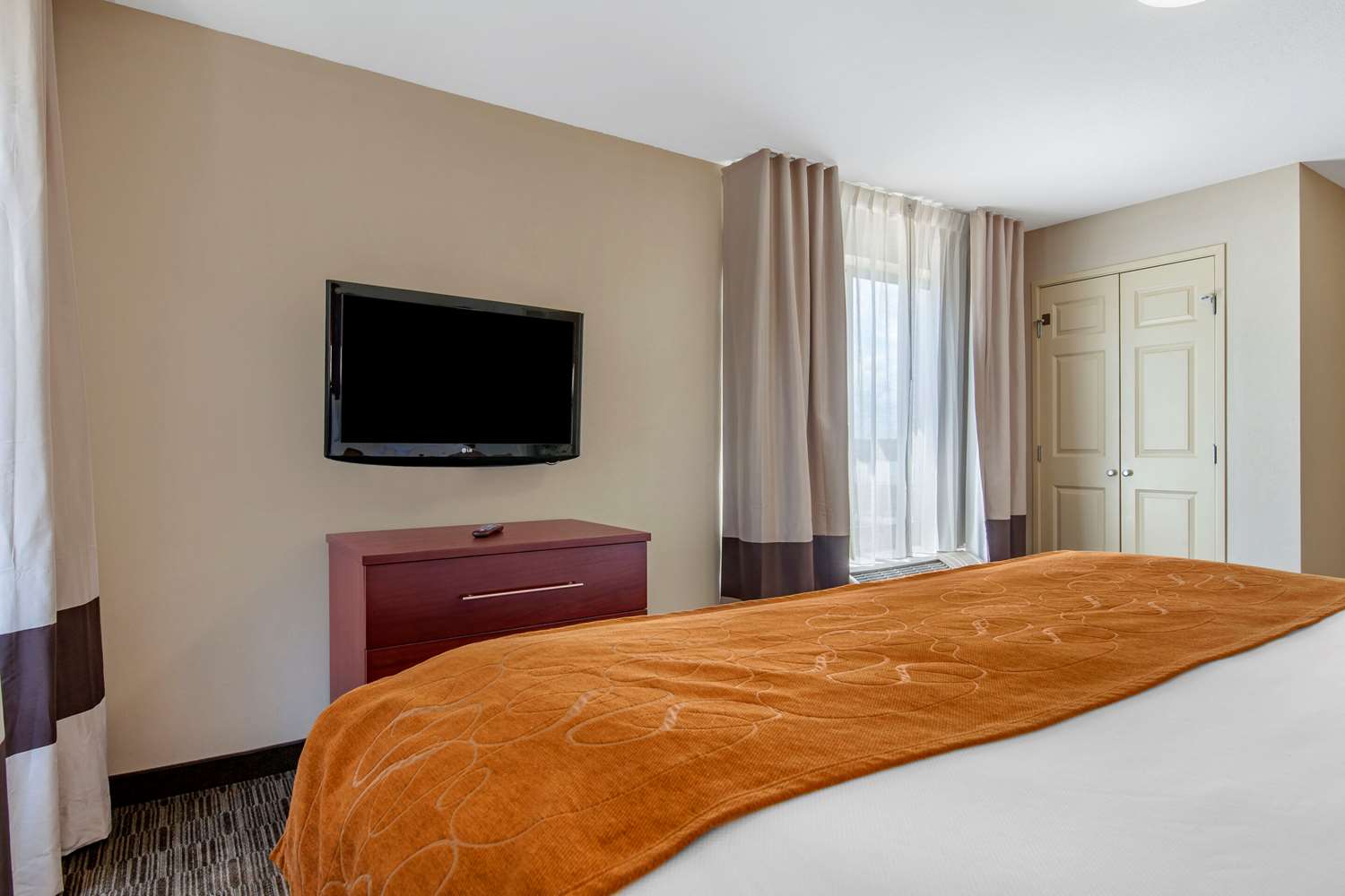 Comfort Suites Park Place Milwaukee, WI - See Discounts