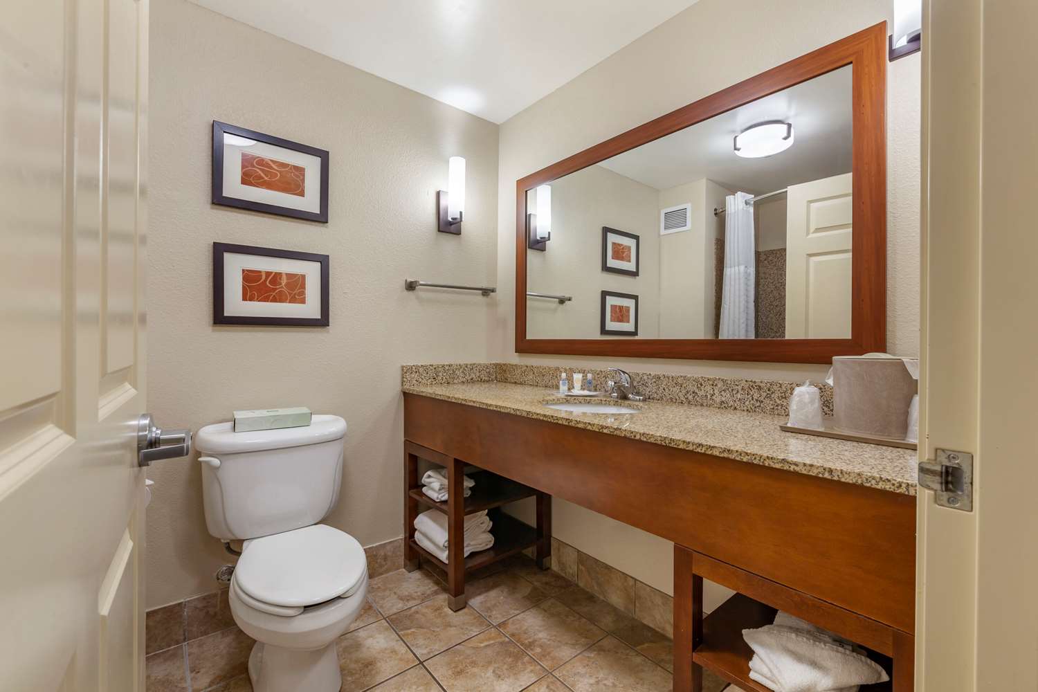 Comfort Suites Park Place Milwaukee, WI - See Discounts