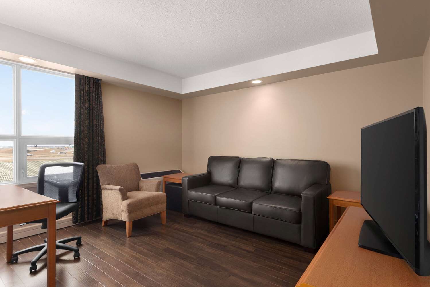 Royal Hotel Edmonton Airport Leduc, AB - See Discounts