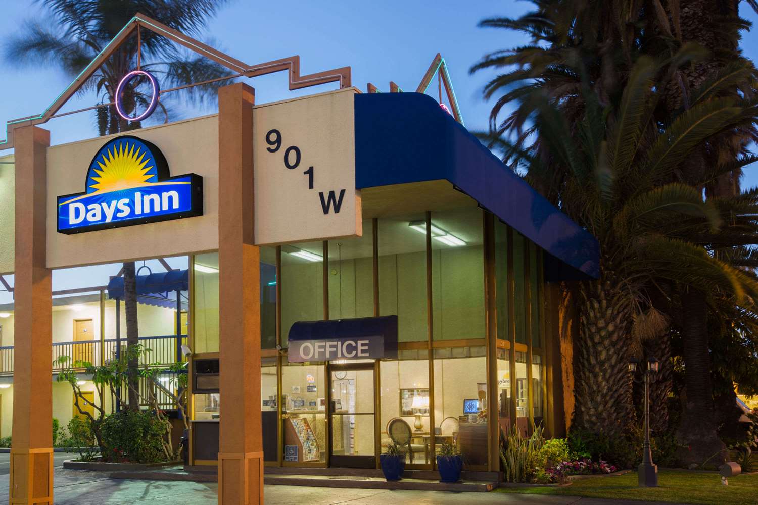 Days Inn Airport Center Inglewood, CA - See Discounts