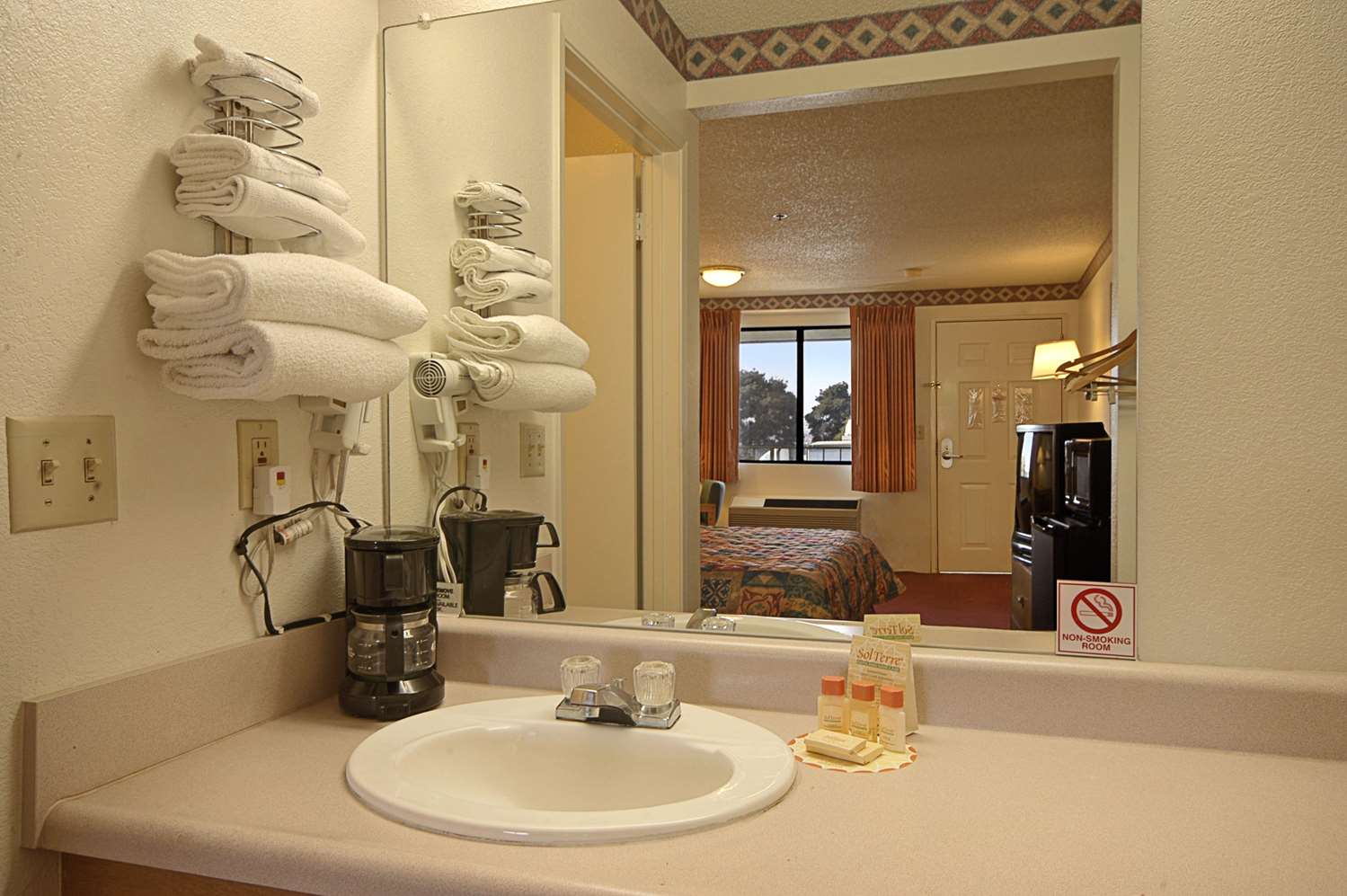 Days Inn Southeast Fresno, CA - See Discounts