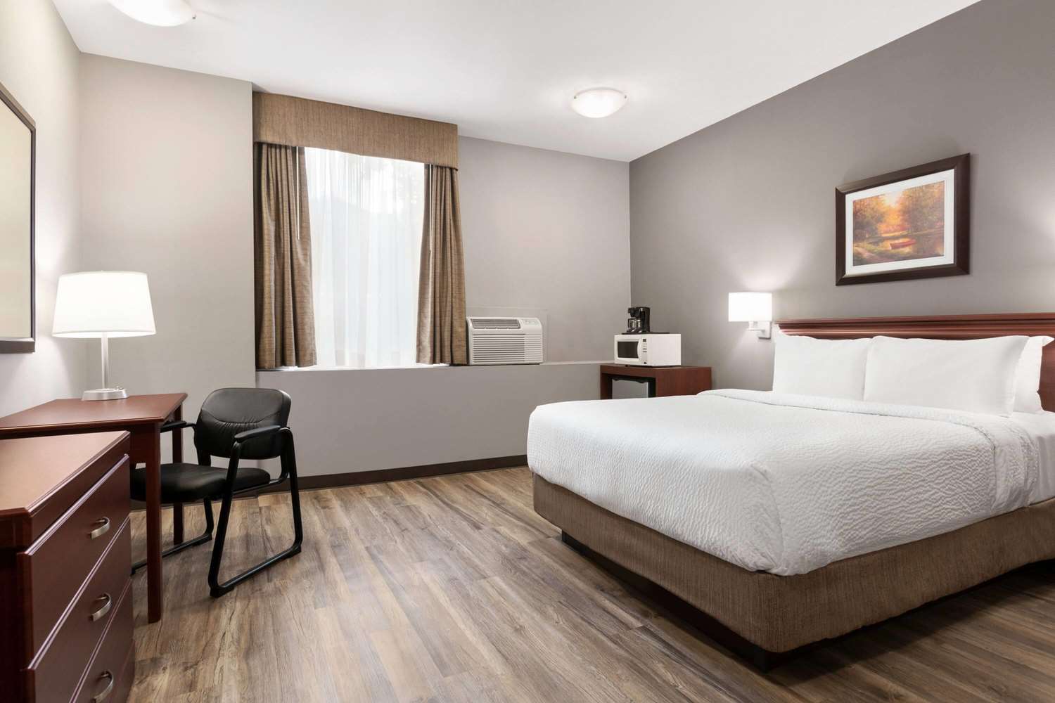 Days Inn Hamilton, ON - See Discounts