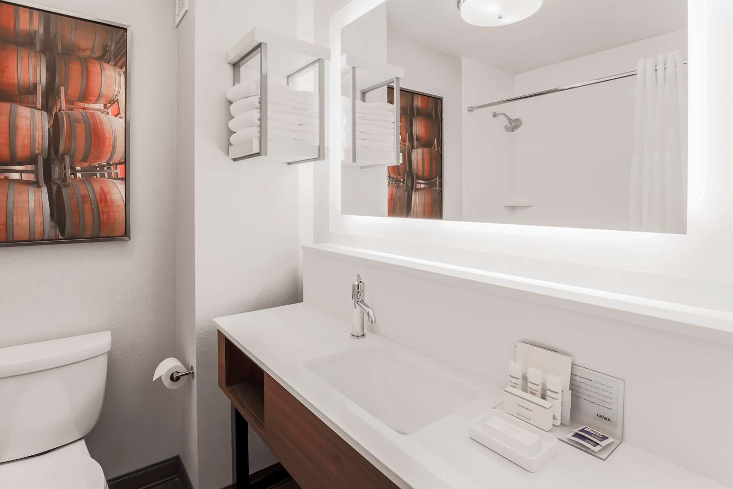 Hampton Inn & Suites Windsor - US 101, Exit 498, CA - See Discounts