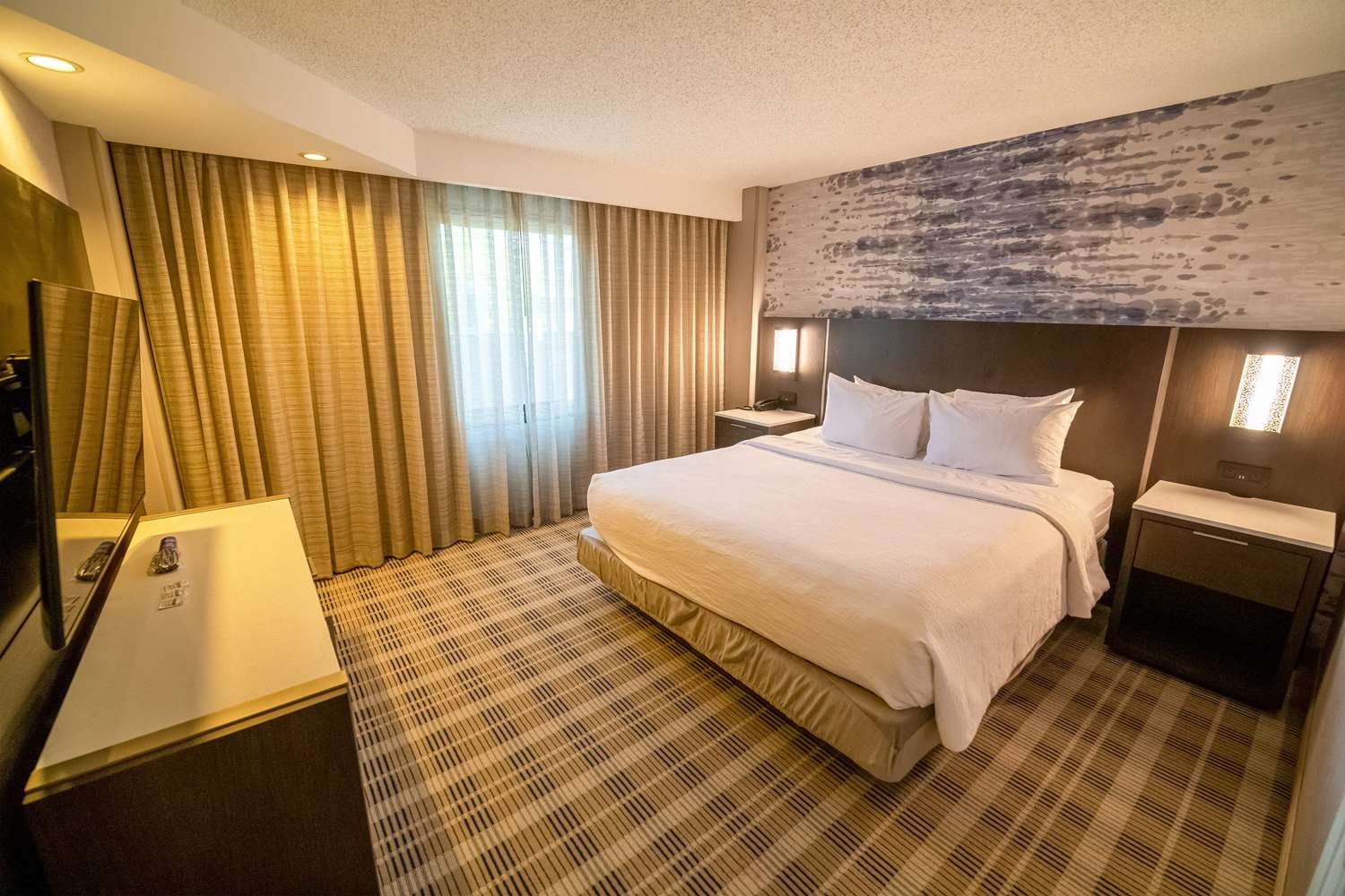 Embassy Suites Overland Park, KS - See Discounts