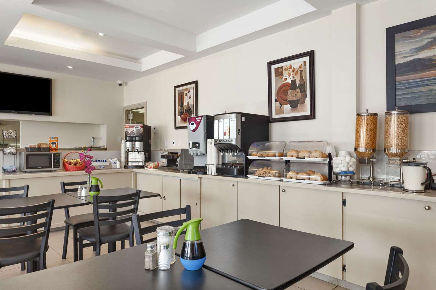 Days Inn Montreal Saint Leonard, QC - See Discounts