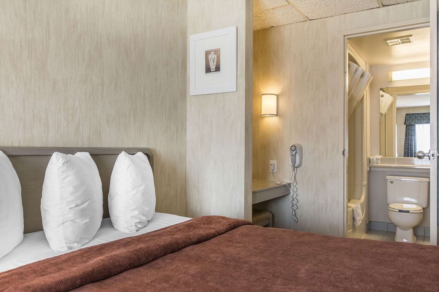 Hôtel Quality Suites 2035, Autoroute des Laurentides, Laval H7Z