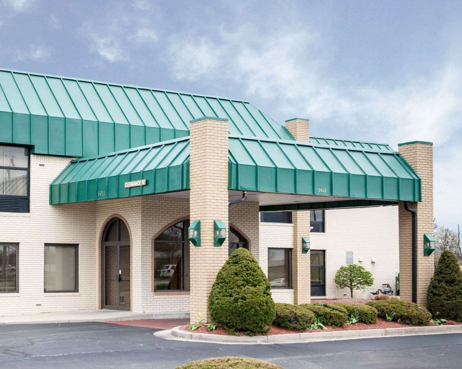 Quality Inn & Suites Speedway Indianapolis, IN - See Discounts