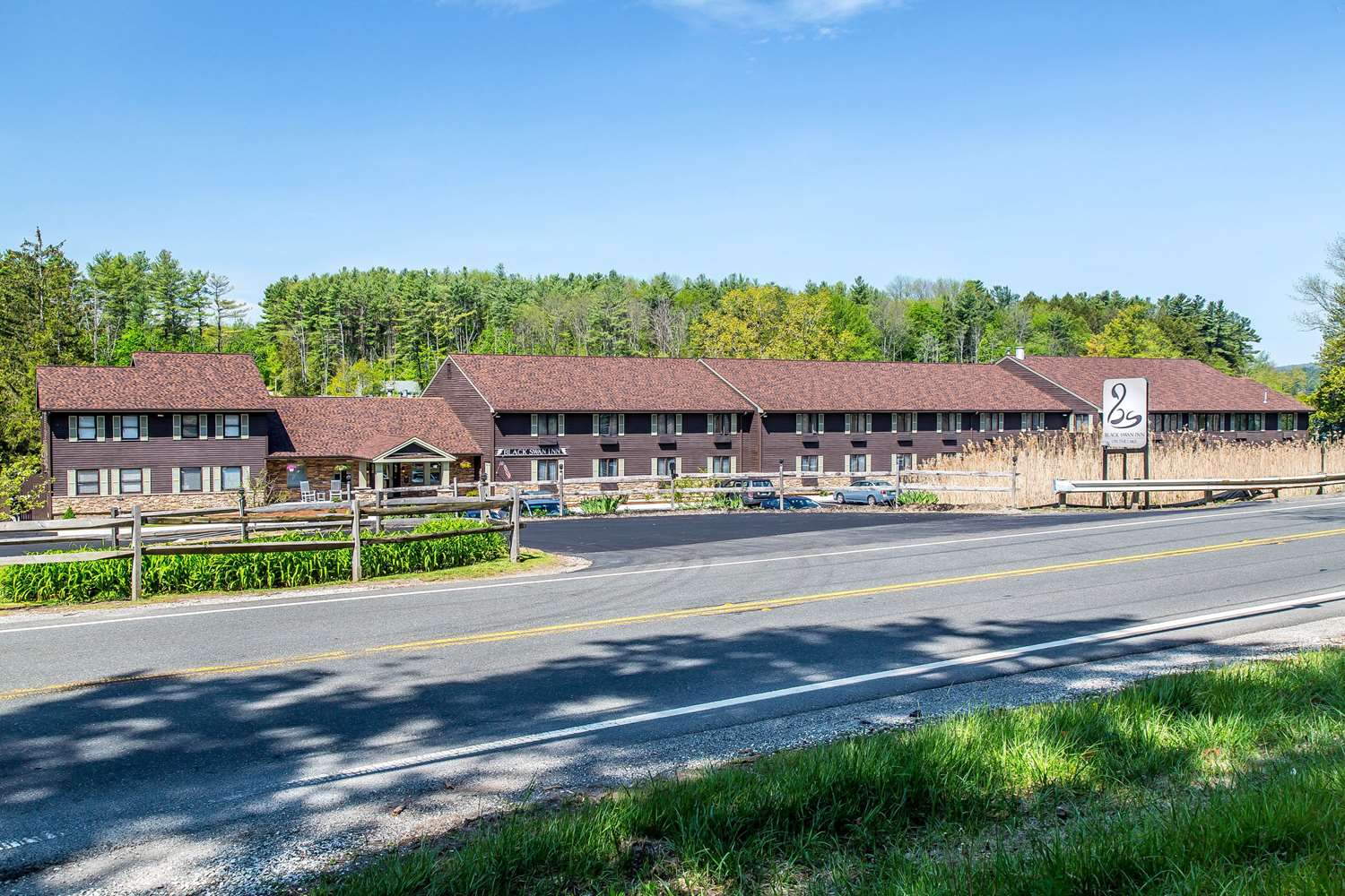 Black Swan Inn Lee, MA - See Discounts